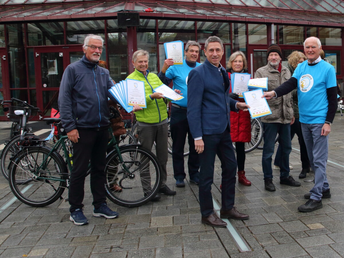 Übergabe Unterschriftenlisten Radentscheid Bayern an Bürgermeister Böck ...